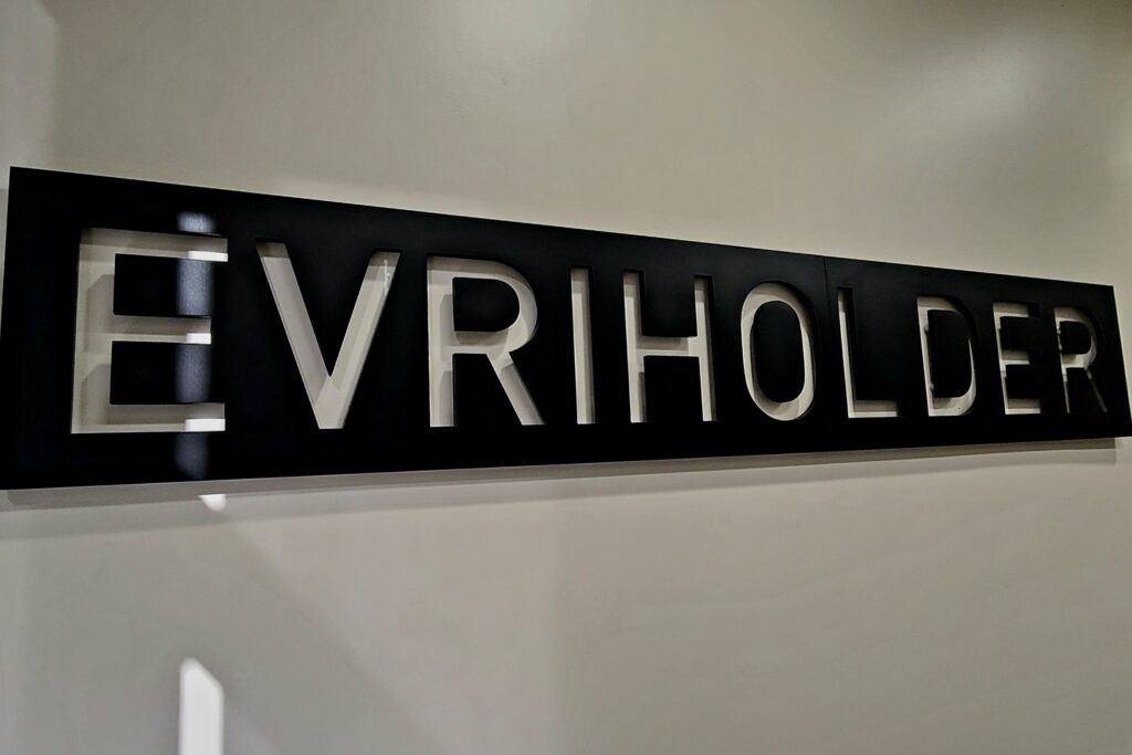 Lobby Sign Evriholder Brea - Premium Solutions