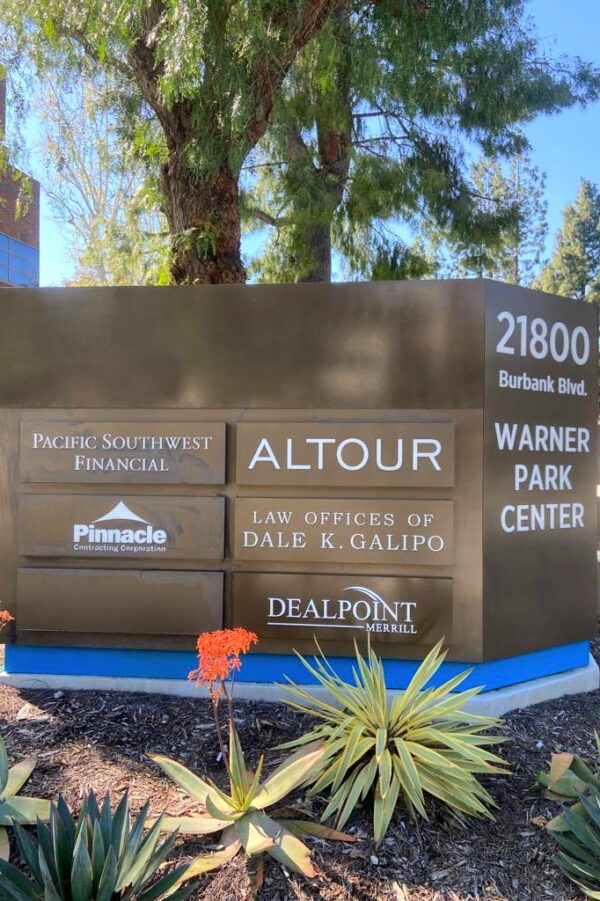 Dealpoint Monument sign Woodland Hills – Premium Solutions