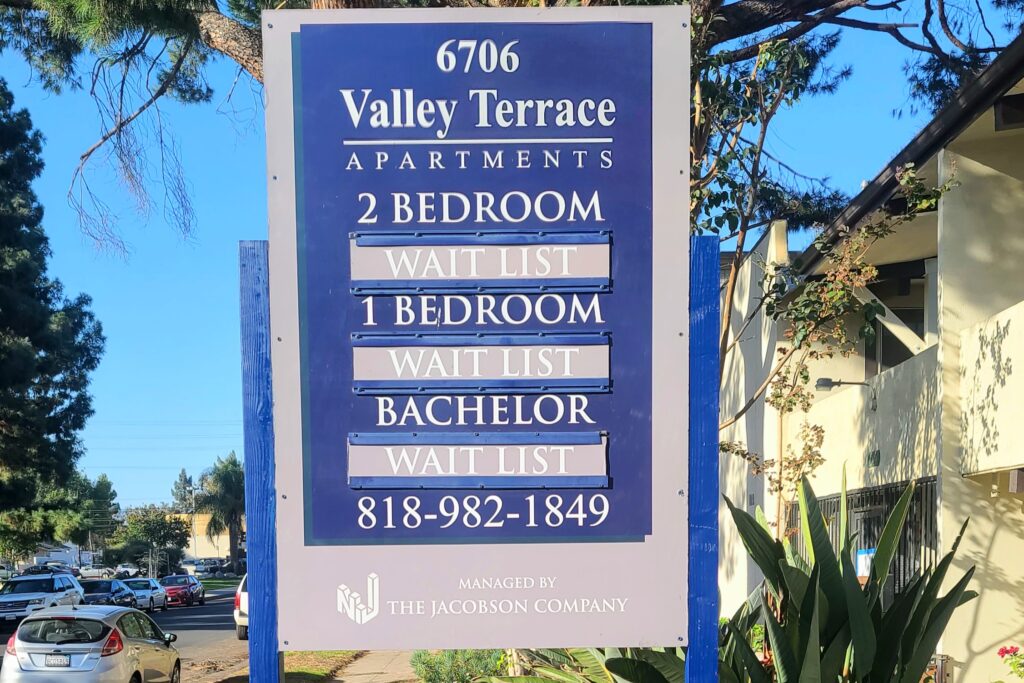 What details should an apartment building sign have? - Premium Solutions