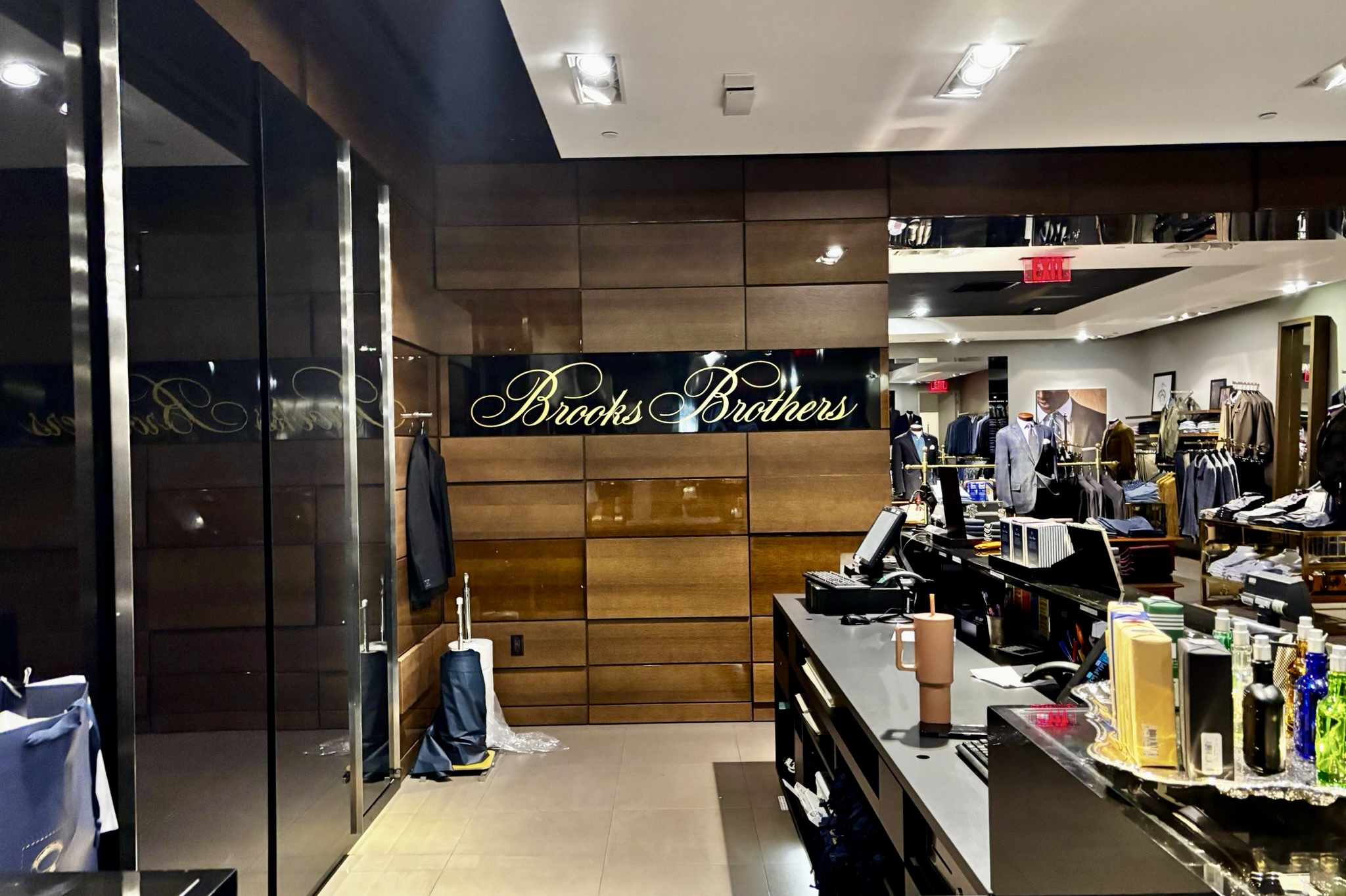 Luxury Retail Signage Brooks Brothers Los Angeles – Premium Solutions
